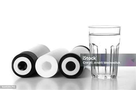 흰색 배경에 격리된 투명한 신선한 물 유리가 있는 정수 필터용 카트리지 3개의 배너 Ro 역삼 투 정수 시스템 설치 가정용 여과 시스템 기계 부분에 대한 스톡 사진 및 기타