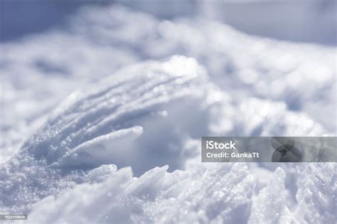 얼음 조각 얼어 붙은 길의 클로즈업 아름 다운 얼음은 겨울 태양에 의해 비춰 진다 0명에 대한 스톡 사진 및 기타 이미지 0명 건축물 겨울 Istock