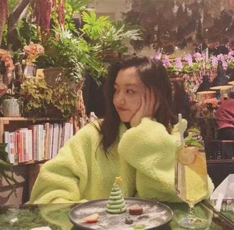 王菲女儿李嫣回瑞士晒美景 大喊作业好多 TOM明星