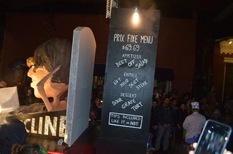 뉴 올 리 언 즈 라프렌치 쿼터에 Krewe Du Vieux 퍼레이드에서에서 마디 그 라 2018 Brass Band에 대한