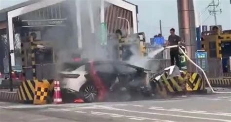 杭州警方通报一车辆碰撞收费站设施后起火 造成车上4人死亡易车