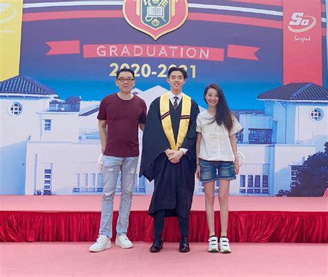 恭喜王书麒许秋怡爱子高中毕业全家福曝光17岁儿子高大帅气 腾讯新闻