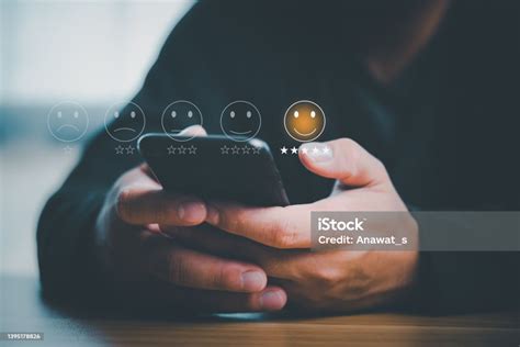 고객 서비스 평가 개념 얼굴을 누르는 사업가 미소 이모티콘은 스마트 폰의 가상 화면에 표시됩니다 소비자 경험에 대한 스톡 사진 및 기타 이미지 Istock