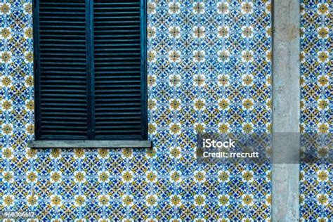 오래 된 사각 모양 건물 벽에 세라믹 타일 패턴 포르투갈 스타일입니다 나무 블라인드와 닫힌된 창입니다 타일에 대한 스톡 사진 및 기타 이미지 Istock
