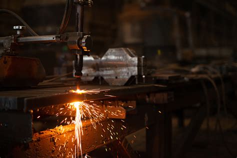 스파크 라이트가 있는 판금 판 금속 현대 산업 기술의 Cnc 레이저 절단 제조 완성 된 부품 Central London에 대한 스톡 사진 및 기타 이미지 Istock