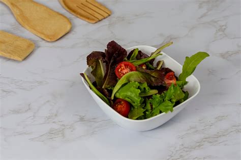 대리석 테이블에 샐러드 양상추 토마토와 나무 기구와 볼루 건강한 라이프 스타일 주의 건강한 식생활에 대한 스톡 사진 및 기타 이미지 건강한 식생활 물 빨강 Istock