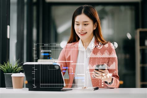 아시아 여성 사업가 손 프로젝트 관리자 작업 및 업데이트 작업과 Gantt 차트 스케줄링 가상 다이어그램사무실에서 스마트폰 태블릿 및 노트북으로 20 24세에 대한 스톡