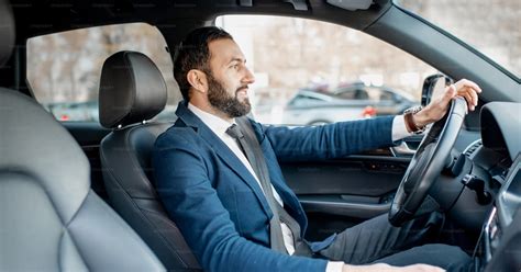도시에서 차를 운전하는 양복을 입은 잘 생긴 수염 난 사업가 사진 Unsplash의 자동차 이미지