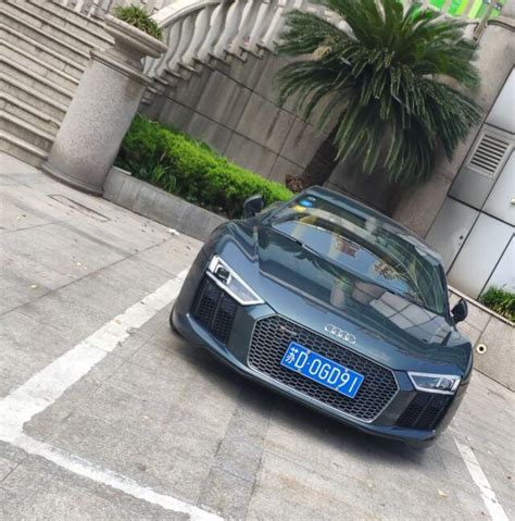 江苏常州街头实拍墨绿色奥迪R8跑车气场不输法拉利