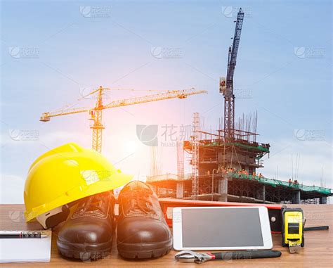 工作平台工程师与平板和工具在建筑