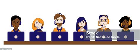 헤드폰에서 작업 하는 콜 센터 사무실의 운영자 그들은 그들의 노트북 뒤에 앉아 고객 서비스 문자 플랫 스타일의 그림 벡터입니다 콜 센터의 직원 경영자에 대한 스톡 벡터 아트