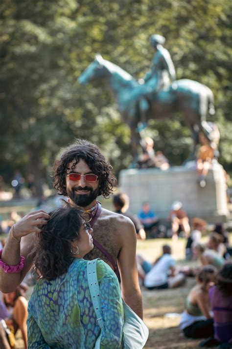 머리에 파란 새가있는 수염과 파란 망토를 가진 사람 사진 Unsplash의 무료 사람 이미지