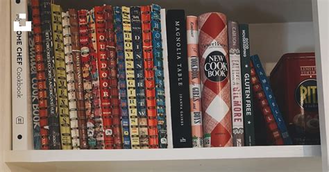 흰색과 녹색 꽃 세라믹 그릇 옆에 흰색 상자 사진 Unsplash의 무료 책 이미지