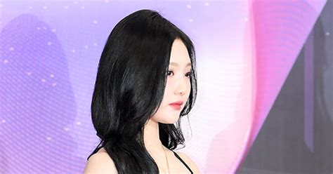 에스파 닝닝 ‘파격 노출 드레스