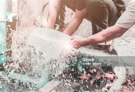 블러 배관공 작업 깨진 파이프를 수리하고 길가에서 물 모션으로 구멍에 교체 폭발에 대한 스톡 사진 및 기타 이미지 Istock