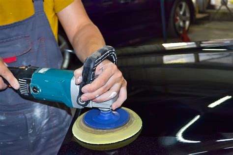 작업복과 더러운 손에서 적의 마스터 남자 바디 수리 자동차에 대 한 워크샵에서 연마 기계와 검은색에서 자동차의 보 닛의 차체를 닦 고용과 노동에 대한 스톡 사진 및 기타