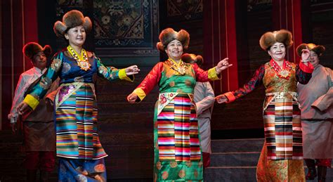 （社会）西藏拉萨：载歌载舞欢度重阳新华社丁增尼达