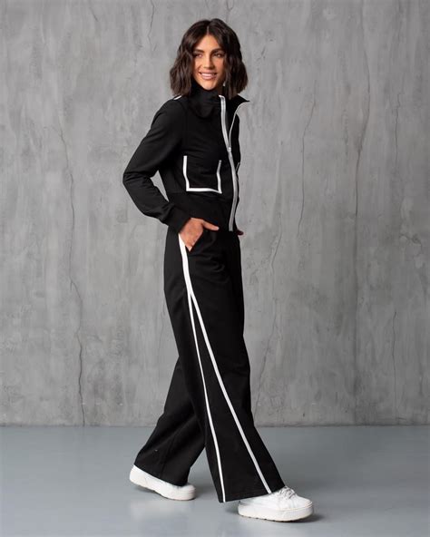 Зустрічайте наш елегантний та стильний костюм 😍 ⠀ Жакет та штани ідеальне поєднання для