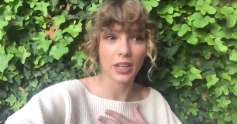 Taylor Swift Curly Hair With Bangs