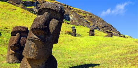 مجسمه‌های باستانی معروف موآی در آتش سوختند عکس