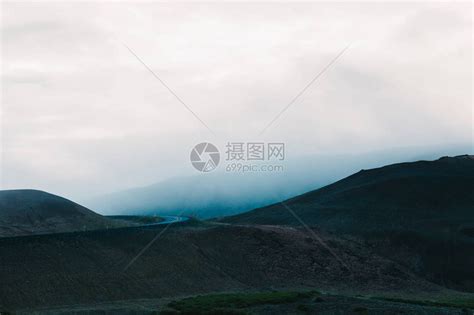 阴天壮丽的冰岛景观山丘和柏油路高清图片下载 正版图片502653203 摄图网
