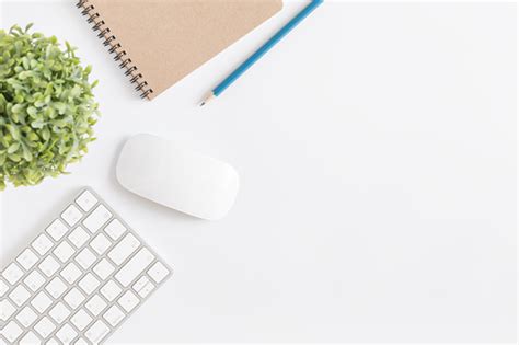 마우스와 키보드 연필 평면도와 흰색 Copyspace 사무실 책상의 평면 위치 사진 개념에 대한 스톡 사진 및 기타 이미지