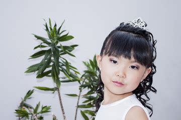 Hermosa Joven Pareja Sonriendo Mientras Est Sentado En El Dormitorio