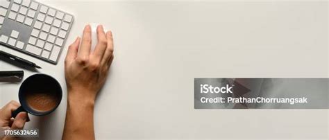 커피 한 잔을 들고 하얀 테이블에 컴퓨터 마우스를 사용한다 텍스트를 위한 공간 복사 검색에 대한 스톡 사진 및 기타 이미지 검색 고정됨 공란 Istock