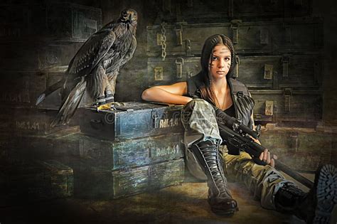 Предназначенная для подростков девушка сидя с винтовкой Стоковое Изображение изображение