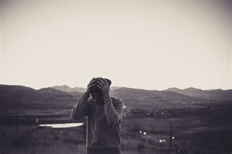 모자를 들고 있는 남자의 회색조 사진 사진 Unsplash의 무료 남성 이미지