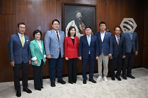 СӨҮЛ ХОТЫН ИТХ ЫН ДАРГЫГ ХОТЫН ДАРГА ХҮЛЭЭН АВЧ УУЛЗЛАА