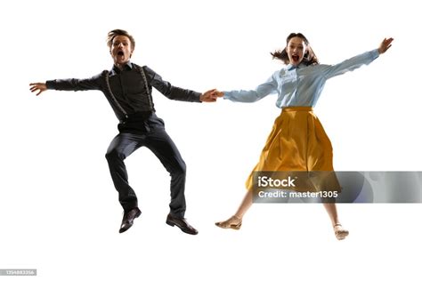 세련된 댄서 젊은 남자와 여자의 역동적 인 초상화 빈티지 복장 댄스 스윙 에 흰색 배경 1950 1959 년에 대한 스톡 사진