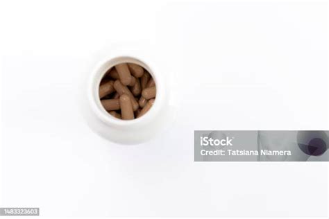 베이지색 가루 알약 흰색 배경에 병에 담긴 미끄러운 느릅나무 캡슐 규정식 보충 교재 약물 Ulmus Fulva 약초 치료 개념 가로 복사 공간 Fot 텍스트 평면도 건강