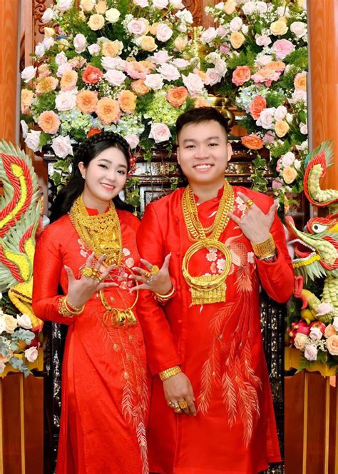 Đám cưới ngập vàng ở Cần Thơ Cô dâu miền Tây gánh 50 cây vàng trĩu
