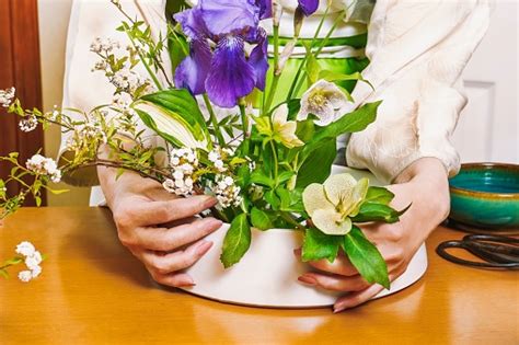 꽃꽂이를 연습하는 일본 여성 여자의 손은 그릇에 꽃을 아름답게 배열합니다 구도에 대한 스톡 사진 및 기타 이미지 구도 균형 깔끔한 Istock
