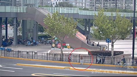老人独自外出犯病迷路，民警及时发现护送回家老伯女儿老伴
