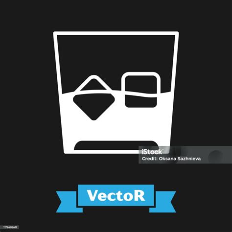 검은 색 배경에 고립 된 위스키와 얼음 조각 아이콘의 흰색 유리 벡터 일러스트레이션 마실 것에 대한 스톡 벡터 아트 및 기타 이미지 마실 것 버번 위스키 술 마실 것