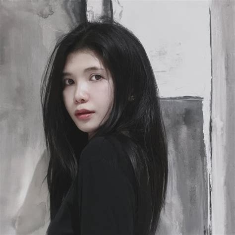 一朵花是不需要花店的 是花店需要花 女人是不需要婚姻的 是婚姻需要女人