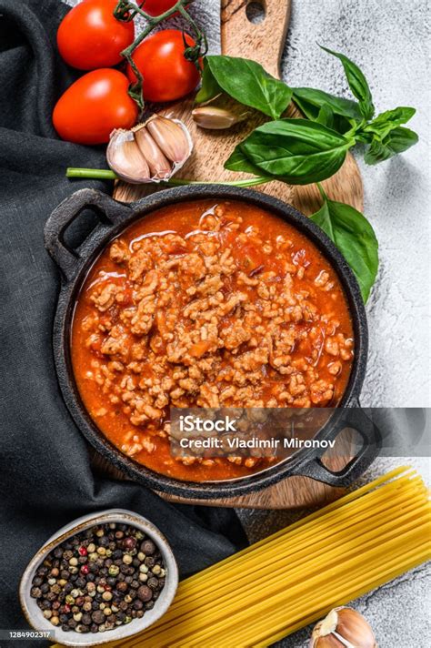 스파게티 볼로네즈의 이탈리아 식재료 생 파스타 바질 갈은 쇠고기 토마토 회색 배경 위쪽 보기 가루로 빻은에 대한 스톡 사진 및 기타 이미지 Istock