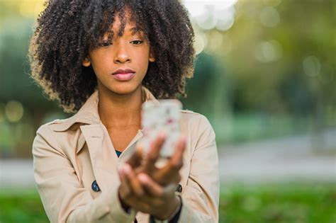 겨울에 화장품 얼굴 스킨 케어거울을 보고 있는 아프로 헤어 우먼 거울에 대한 스톡 사진 및 기타 이미지 거울 겨울 곱슬 머리 Istock