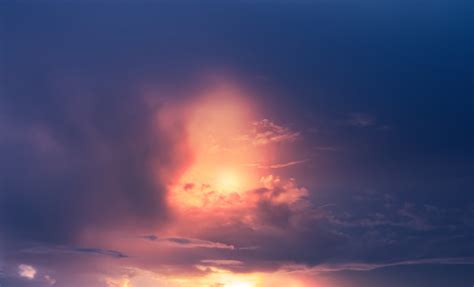 오렌지 핑크 옐로우 황금빛 햇빛이 비치는 여름 바다 해변 가을 겨울 아침에 일출과 함께 극적인 황혼 하늘 풍경이 있는 수평선 해변과 저녁에 바다 위로 일몰 스카이 블루 및