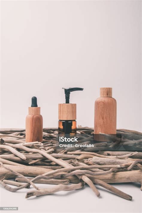나무와 유리 병 용기 베이지 색 파스텔 배경 위에 유목에 몸이나 얼굴에 대한 스킨 케어 뷰티 화장품에 대한 빈 모형 공간을 복사합니다 0에 대한 스톡 사진 및 기타 이미지