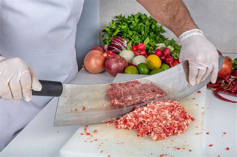 요리사는 부엌에서 요리 하는 칼 다진 된 쇠고기와 함께 도마에 원시 쇠고기를 잘라 케밥 레스토랑 케밥 준비 가루로 빻은에 대한 스톡 사진 및 기타 이미지 Istock