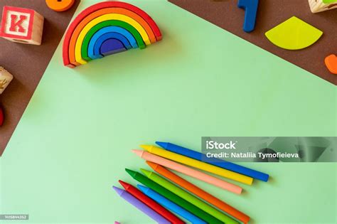 화려한 종이에 나무 어린이 장난감 교육 장난감 블록 피라미드 연필 숫자 무지개 유치원 유치원 또는 보육원을위한 장난감 텍스트 공간을 복사합니다 상단 보기 학교 배경으로