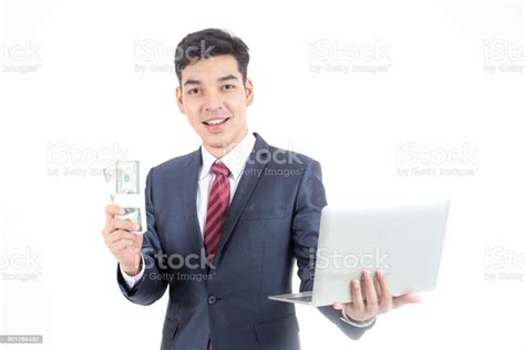 아시아 비즈니스 남자 때 미소 온라인 비즈니스 매력적인 남자 스탠드를 들고 노트북 흰색 배경 사람들 작업 개념에 고립 된 돈을 받을 20 29세에 대한 스톡 사진 및 기타