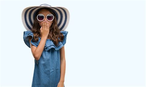 침묵 비밀 개념에에서 무서 워 하는 선글라스와 여름 모자 커버 입을 손으로 실수 두려움의 표현에 대 한 수치와 충격을 입고 갈색