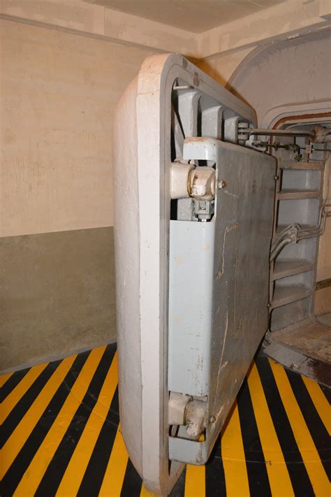 무료 이미지 건축물 구조 목재 기념물 병사 기둥 박물관 기억 가구 콘크리트 전쟁 기념하다 독일 베를린 세계 대전 아이펠 정책 본 조화