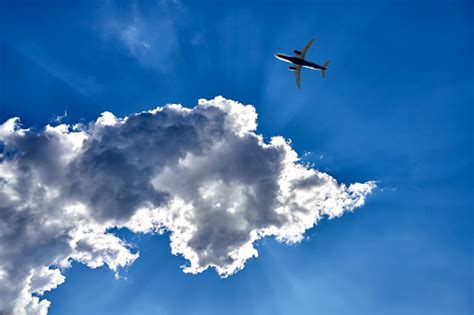 비행기가 하얀 구름 위로 비행하는 승객 항공으로 승객 수송 비행기로 여행하십시오 0명에 대한 스톡 사진 및 기타 이미지 0명 계절 관광 Istock