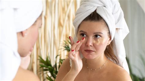 머리에 흰 수건을 든 젊은 여성이 눈 밑에 노화 방지 효과가있는 하이드로 겔 패치를 바르십시오 25 29세에 대한 스톡 사진 및 기타 이미지 Istock