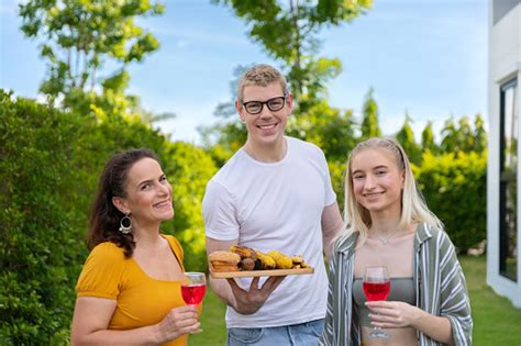 여름 휴가 주말에 행복한 식사와 함께 바베큐 바베큐 야외 뒤뜰 정원에서 레드 와인과 함께 파티를하는 행복한 가족 20 24세에 대한 스톡 사진 및 기타 이미지 Istock